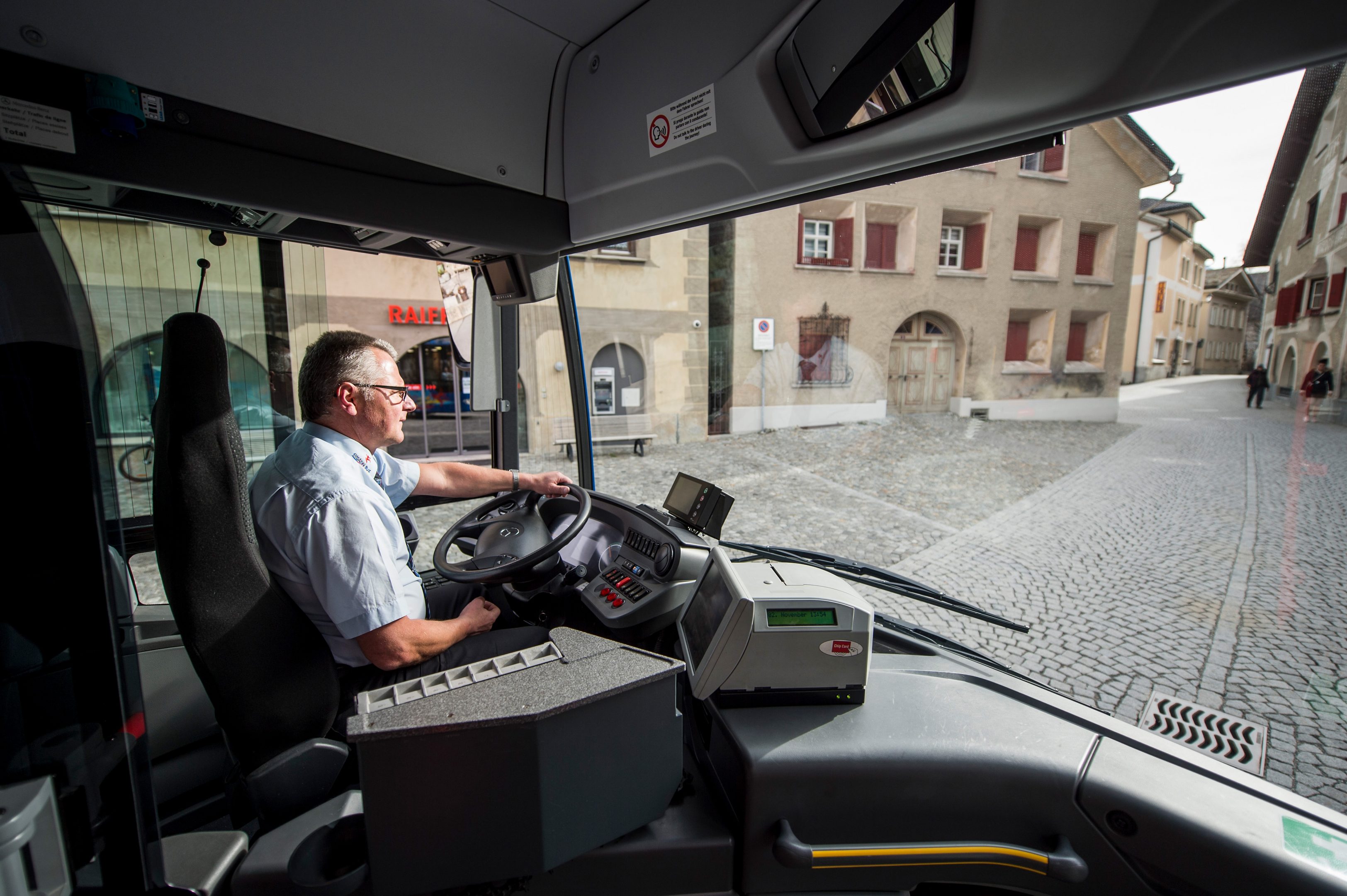 Skis, Schnee und schmale Gassen – Alltag im Engadin Bus – Engadin Bus